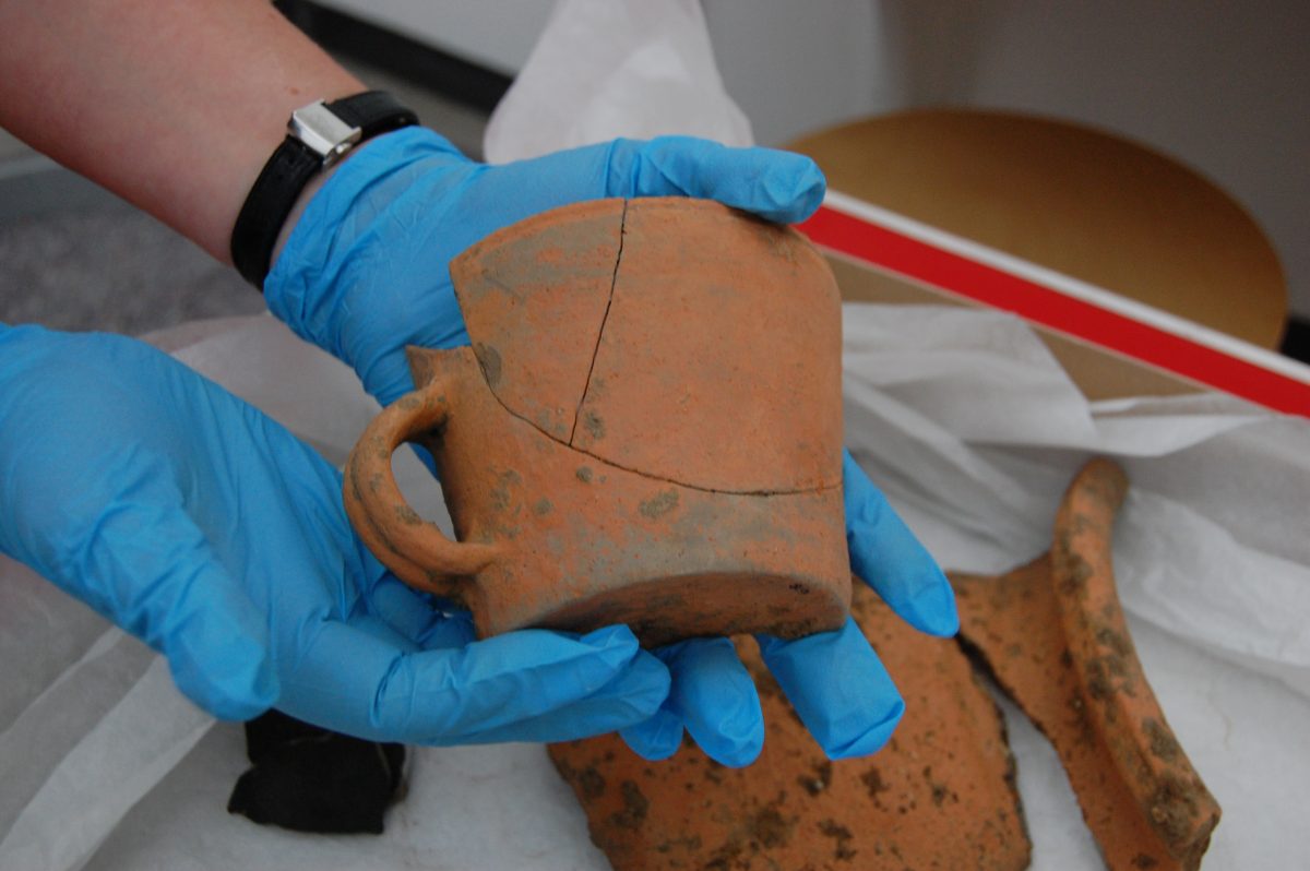 Ancient pottery from Roman settlement in Hillmorton goes on display ...