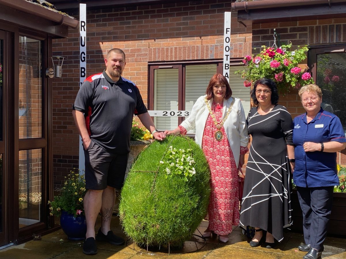 Care home residents celebrate rugby bicentenary - The Rugby Observer